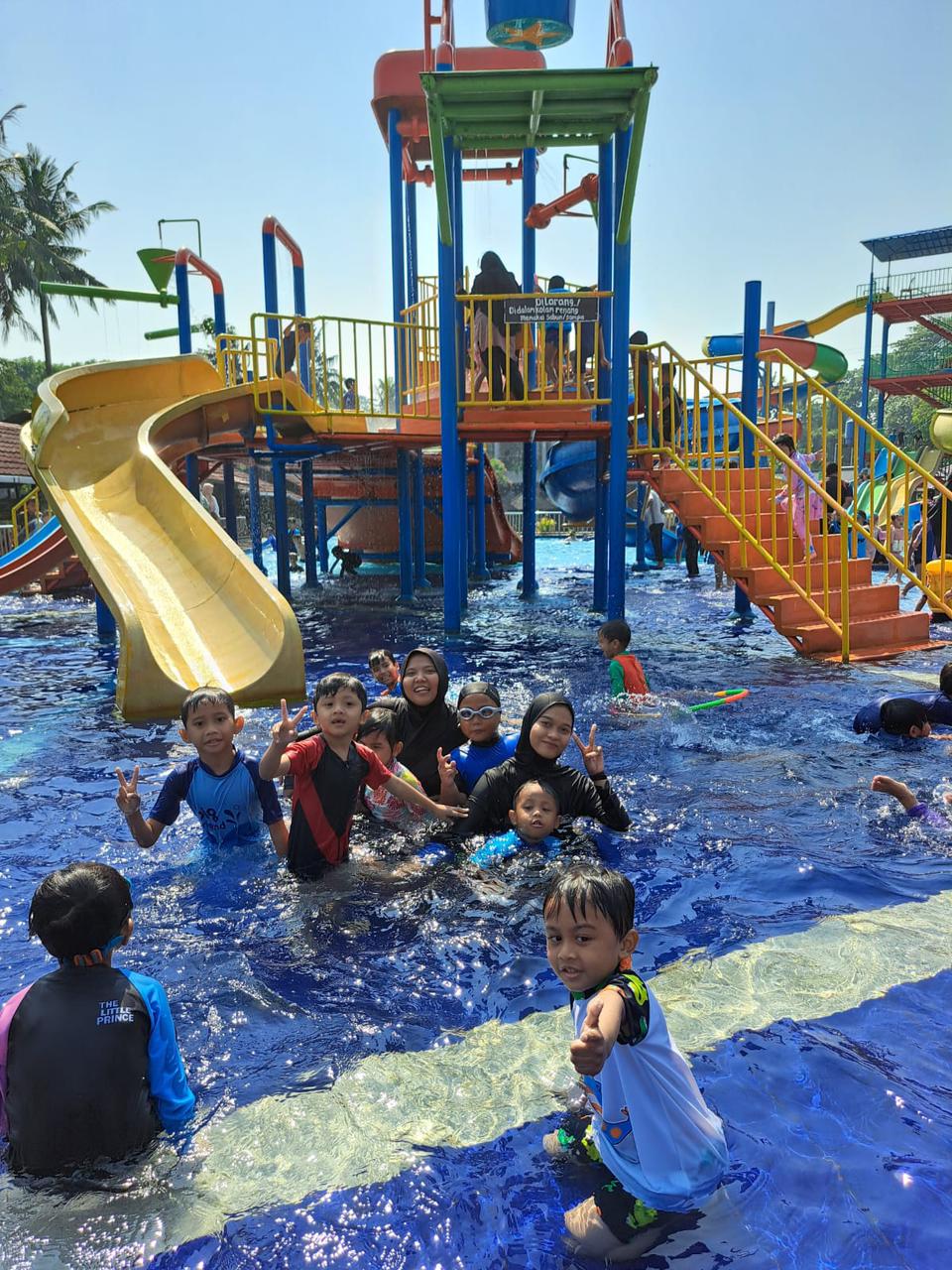 Keseruan Anak-anak KB TK LAB SCHOOL FIP UMJ Dalam Kegiatan Renang ...